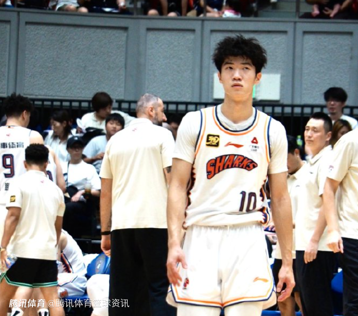 上海男篮70-67逆转横滨海盗：白边13分7篮板 张镇麟12分6助攻