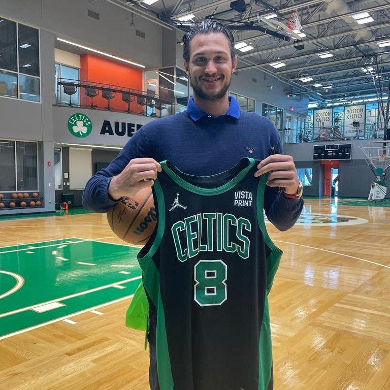 凯尔特人两大新援正式驾到！手持8号和13号球衣 总裁：补强仍未结束