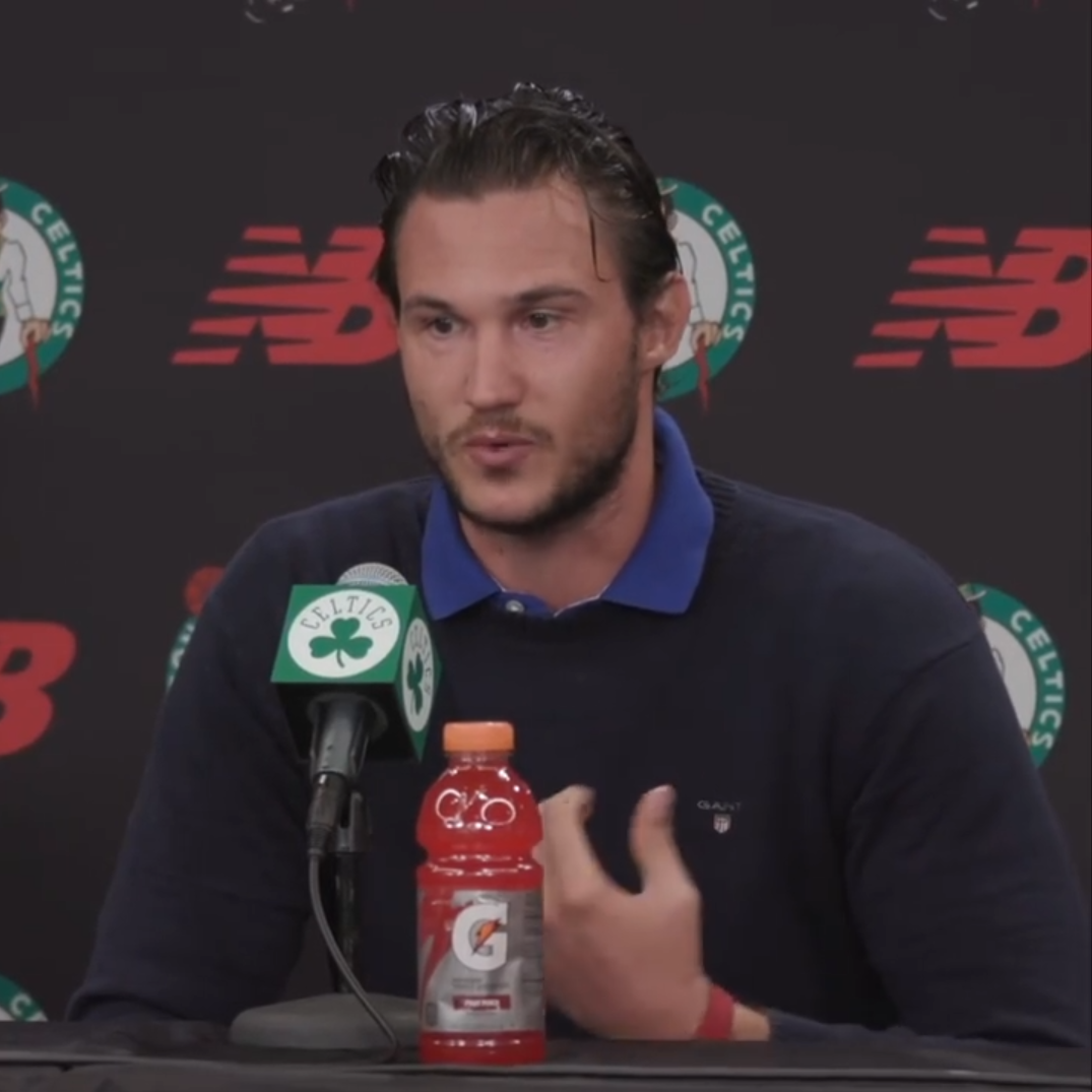 凯尔特人两大新援正式驾到！手持8号和13号球衣 总裁：补强仍未结束